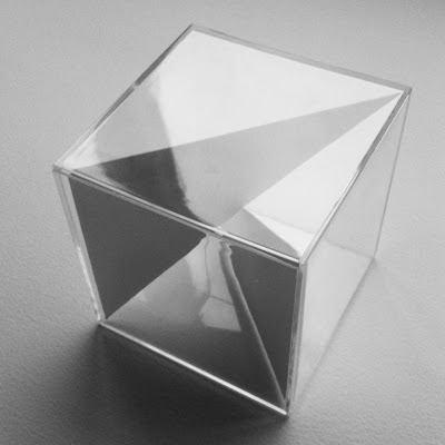 LE BLOG DE CLAUDE LOTHIER: Un simple cube posé sur un de ses sommets