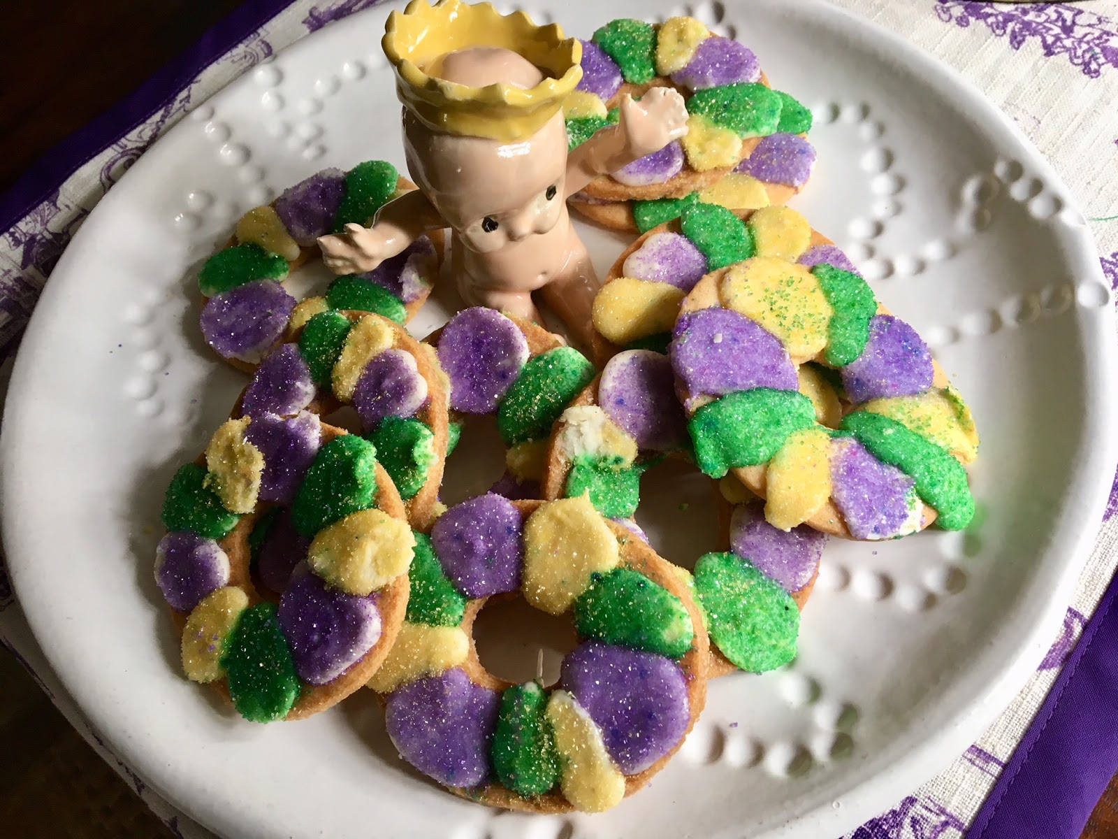The Uptown Acorn: Laissez les bon temps rouler {King Cake decorated ...