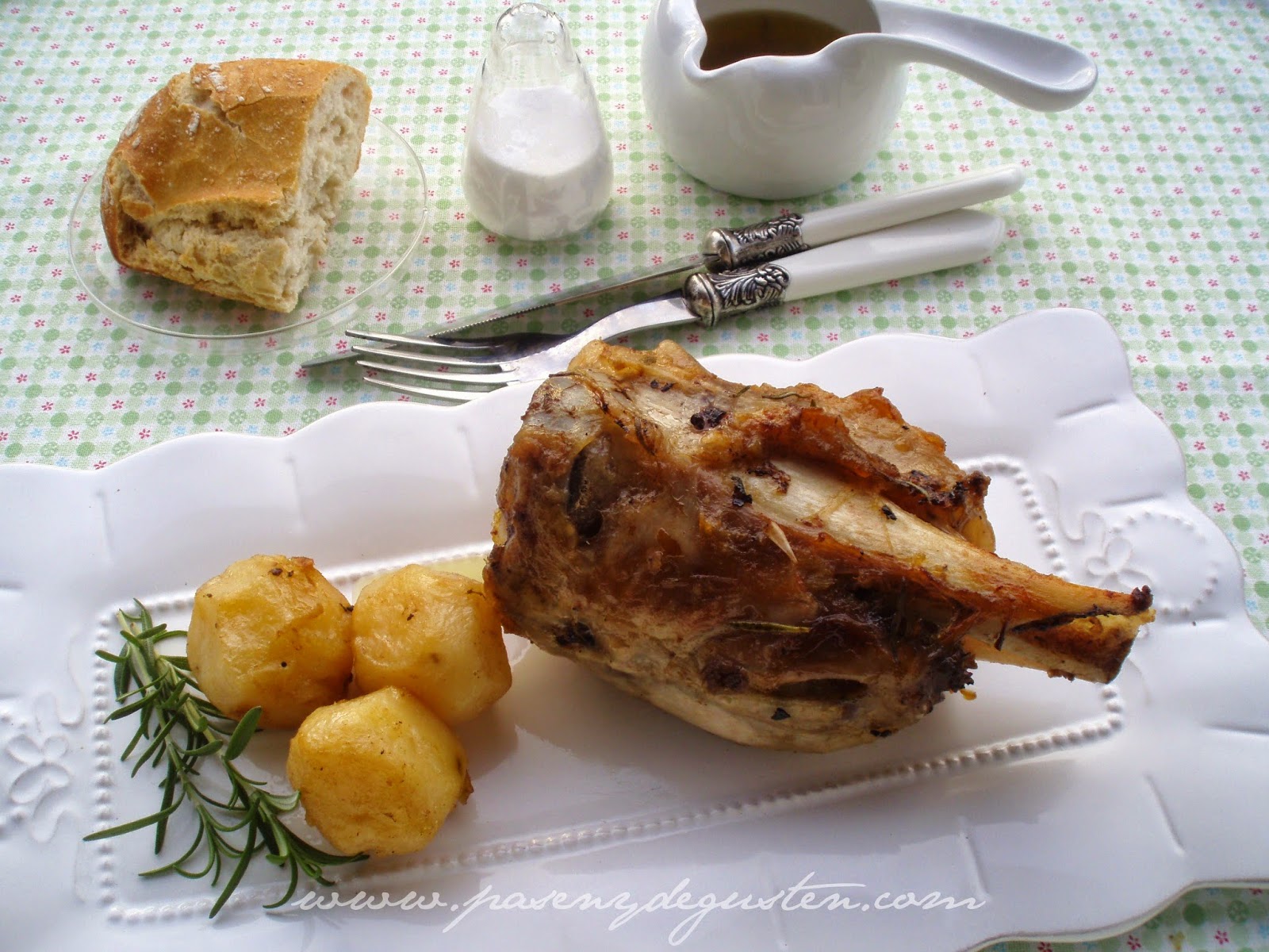 CODILLO ASADO CON ROMERO. - PASEN Y DEGUSTEN