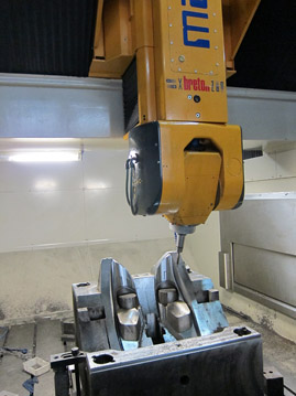 Centri di lavoro Breton MATRIX 800 e 1000 mentre lavorano stampi ...