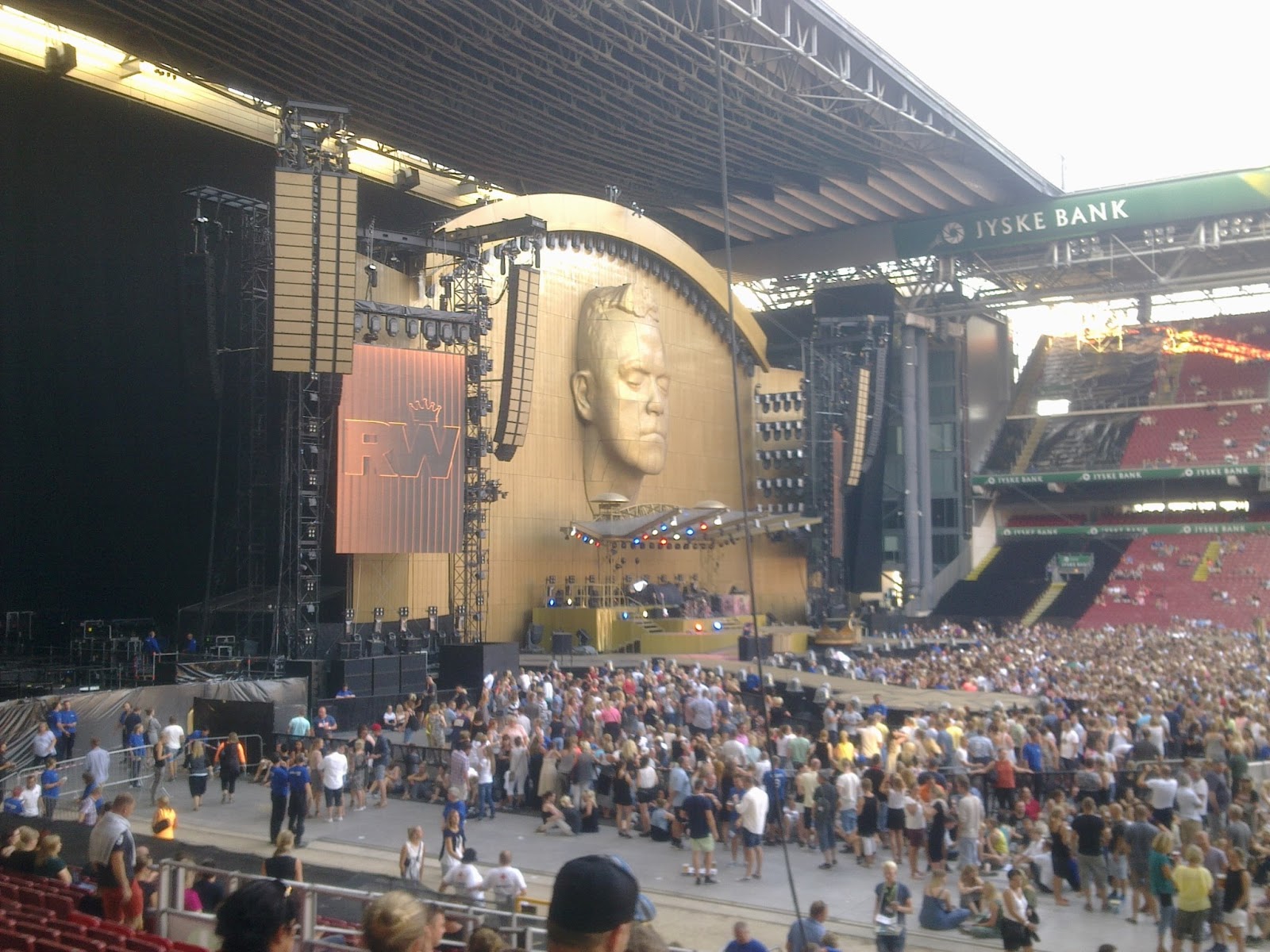 Bøgernes Univers: Robbie Williams koncert: "Take the Crown"