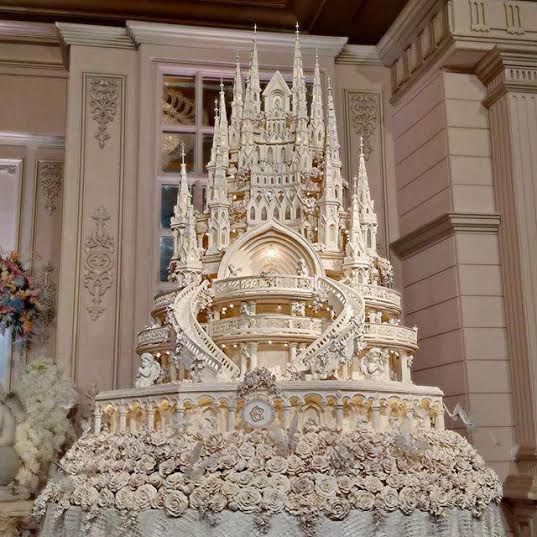 Suzy Homefaker: Cathedral Church wedding cake
