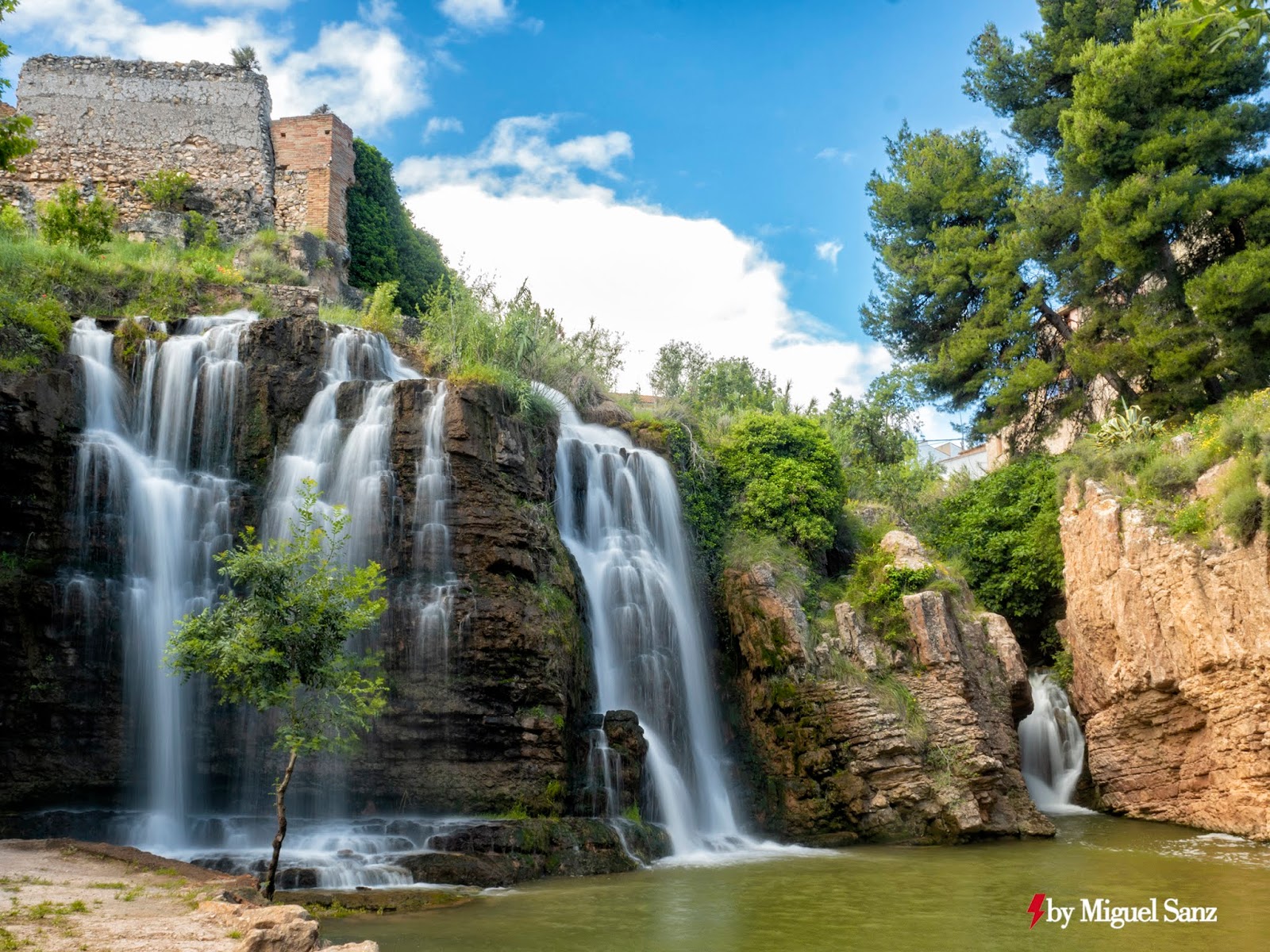 PARQUE DE MUEL CON SU CASCADA