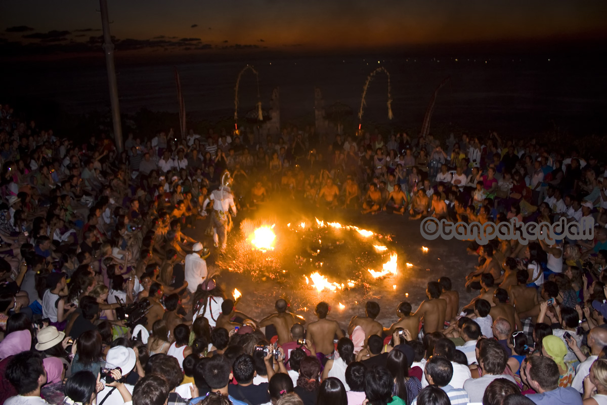 Tari Kecak dan Api Uluwatu, Kolaborasi Spektakuler Alam dan Budaya ...