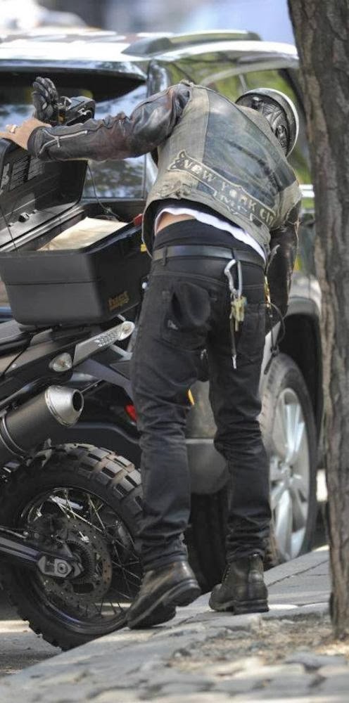 Celeb Saggers: Justin Theroux Loves Sagging Calvin Kleins
