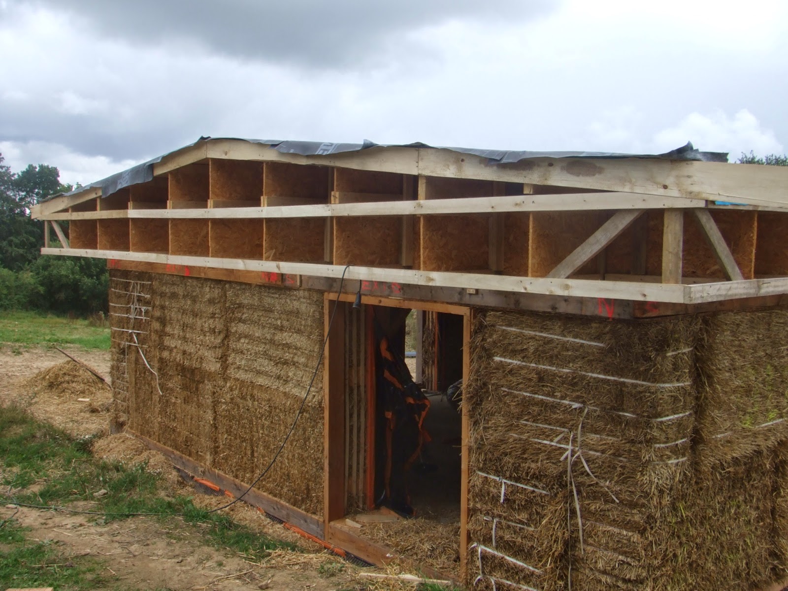 ty-plouz-l-histoire-de-l-autoconstruction-de-notre-maison-en-paille