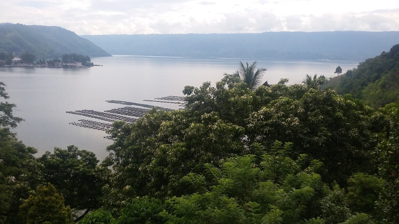 Pelayaran Rakyat di Tepian Danau Toba, Parapat, Sumatera Utara