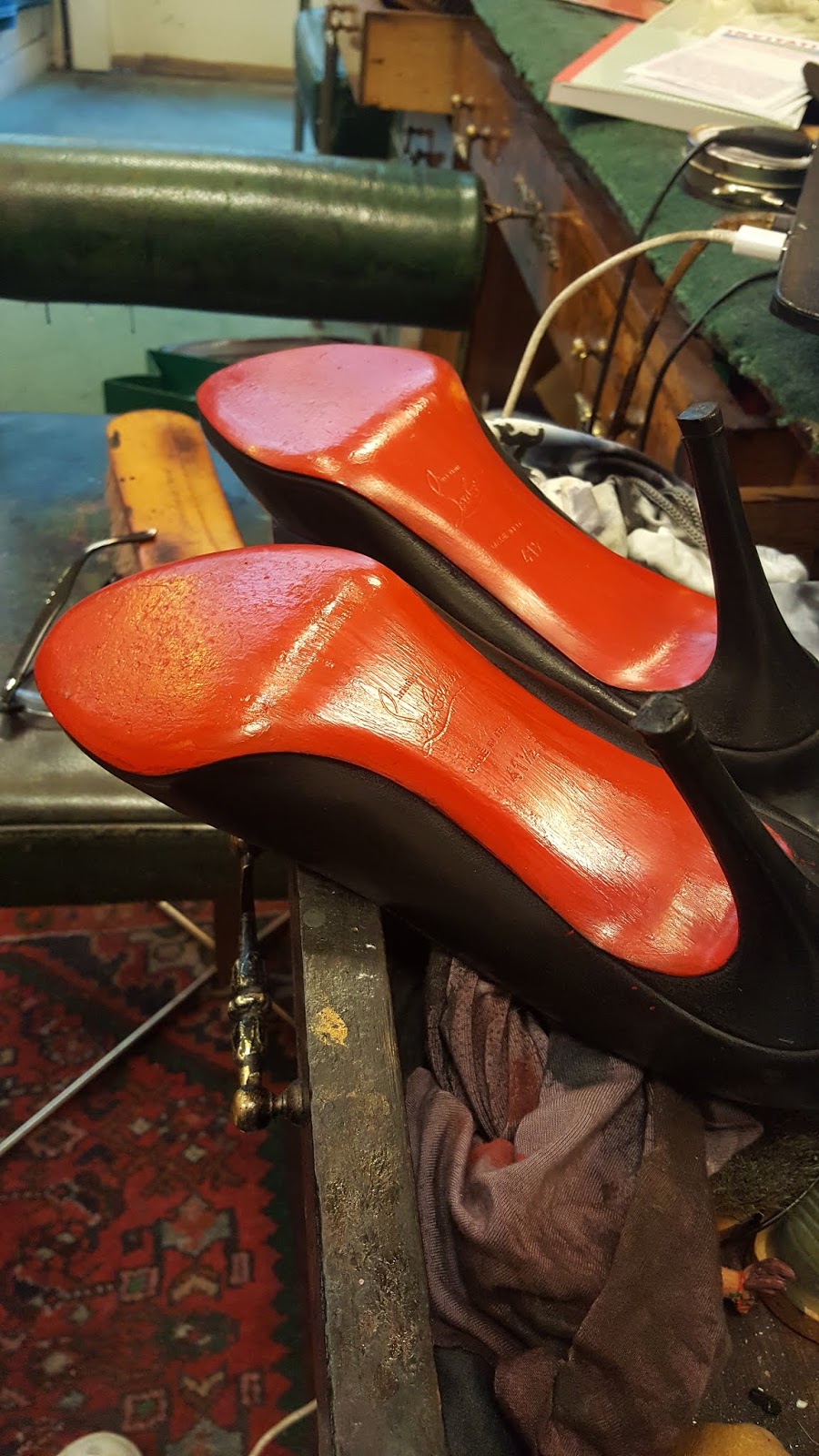 Salon cireur TALON ROUGE © Paris: DU DAIM ROSE AU CUIR NOIR ESCARPINS ...