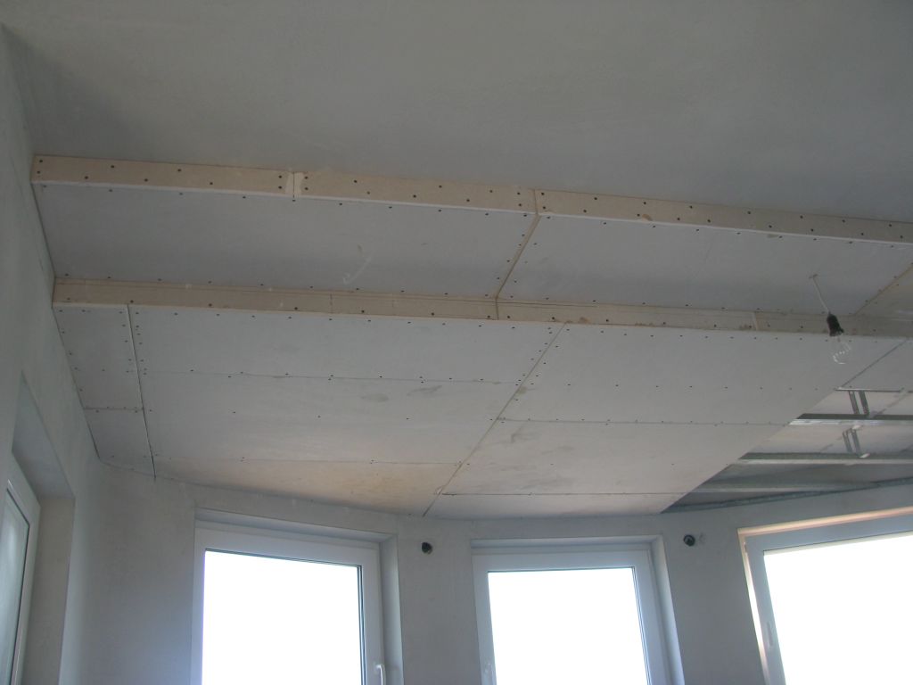 S54U: Spuščen strop v dnevni sobi