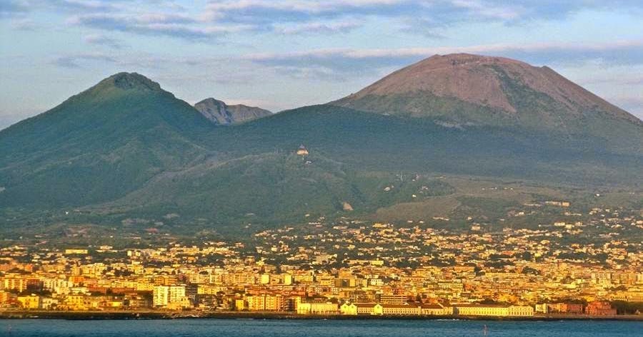 The Mount Vesuvius: One of the most active volcano with ancient ...