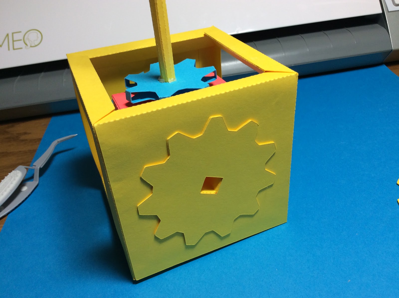 Papercrafts and other fun things: Square Gear Box