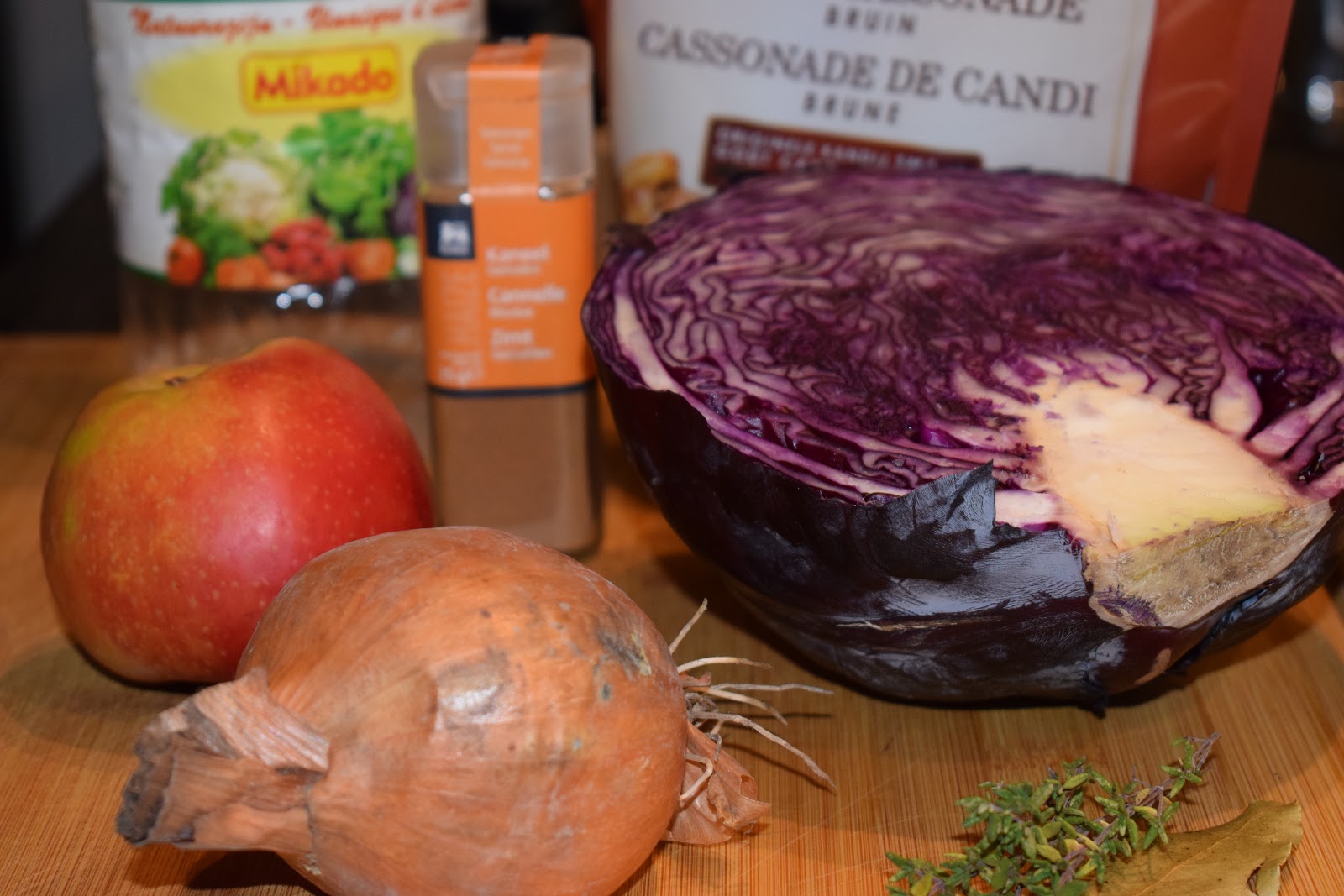 Rode kool met appeltjes en kaneel - Red cabbage with apple and cinnamon*