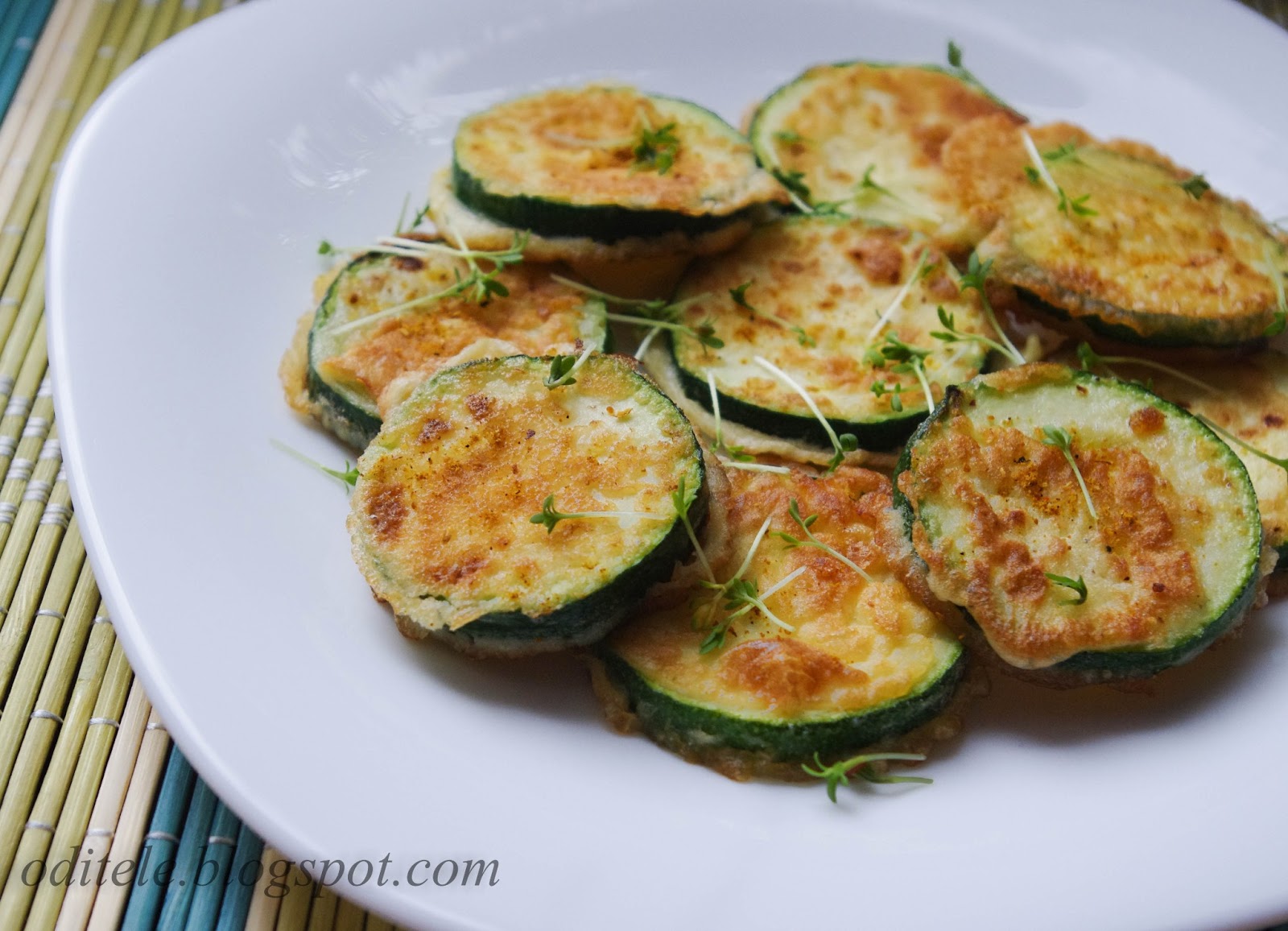 Oditėlės blogas: KEPTOS CUKINIJOS SU KARIU