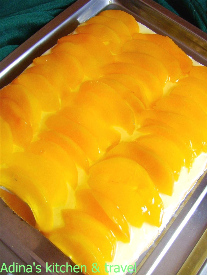 Adina's kitchen & travel: Foi pandispan cu crema de piersici si gris