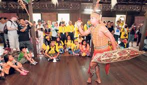 ZcylenIka World'z Life Must With Musicz: Tarian Ngajat