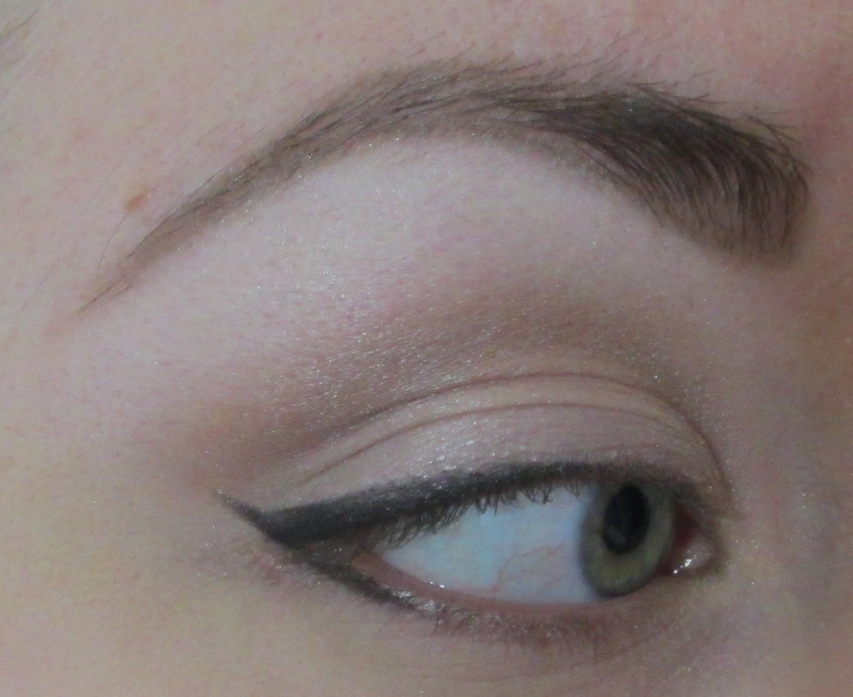 Eyeshadow Addicts Anonymous: WINGED EYELINER -- CAT EYE TUTORIAL