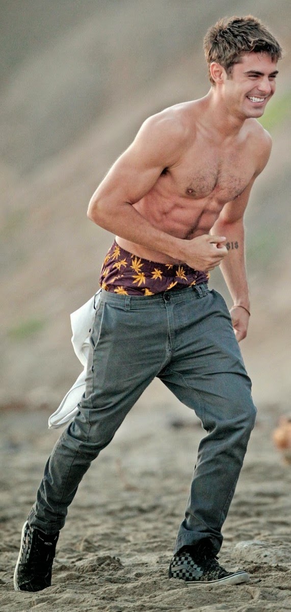 Celeb Saggers: Zac Efron Sagging on the Beach