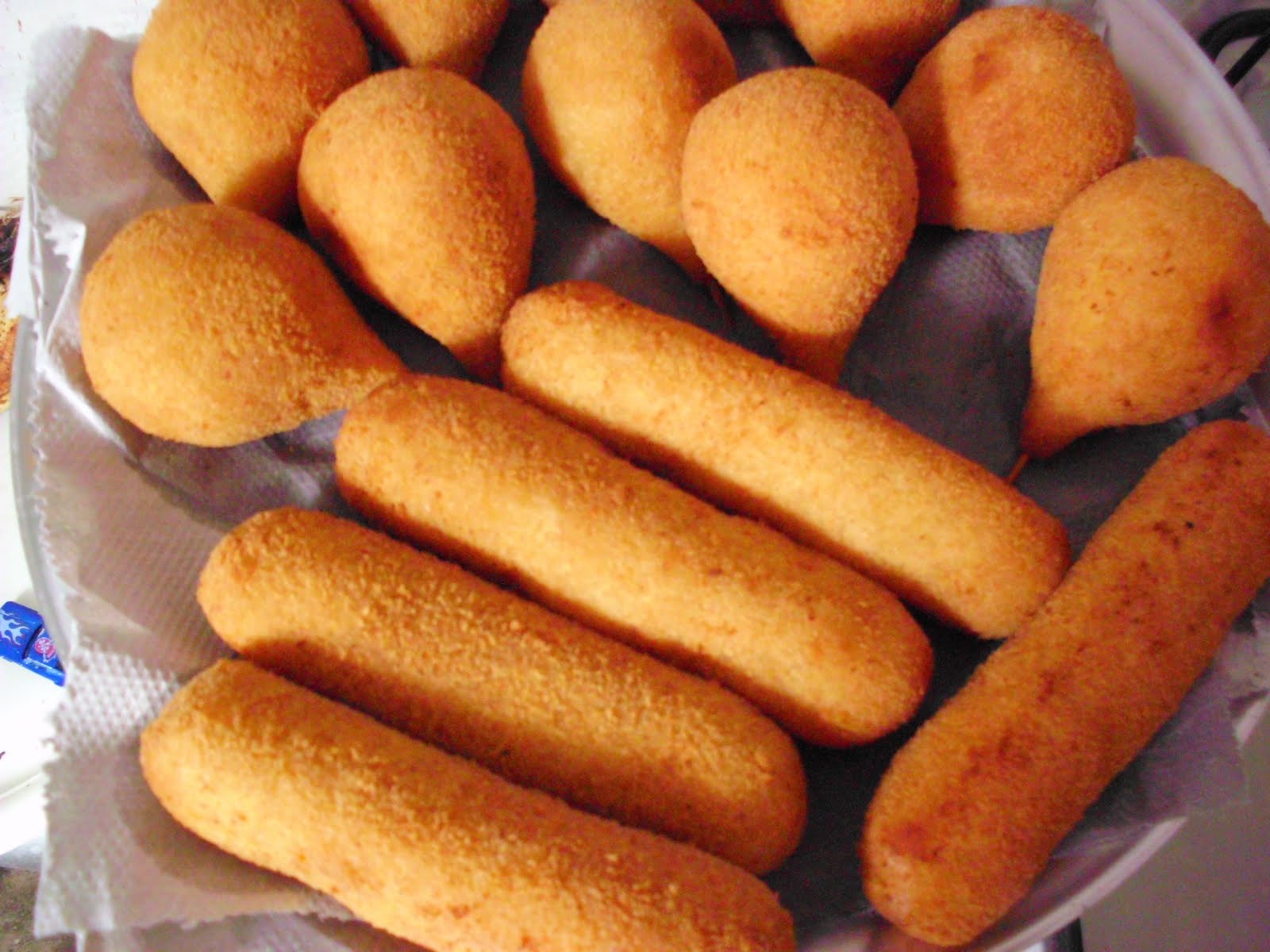 Pastel de Festa: Coxinha e enroladinho de salsicha