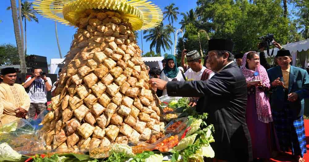 Ltha Gandari: LEBARAN TOPAT DAN PERANG TOPAT