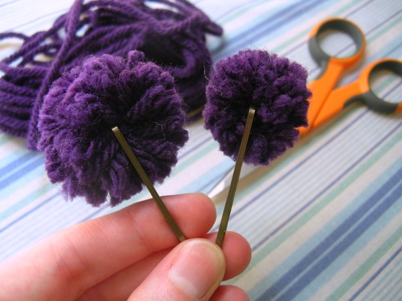 ORDINARY MOMMY DESIGN: DIY :: Yarn Pom-Pom Hair Pin Tutorial