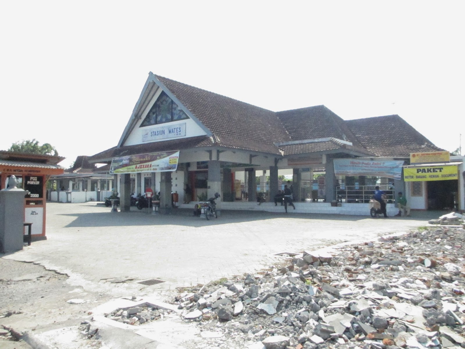 Kereta Api Indonesia: Jalan-jalan ke Stasiun Wates (Full Foto)