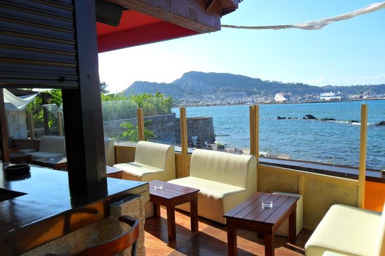 Zakynthos Travel Guide: Argassi...Entertainment near beautiful beaches!