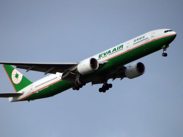 2011/8/7 長榮航空 B16712 777-300ER 拍攝於 竹圍大橋東側河岸道路