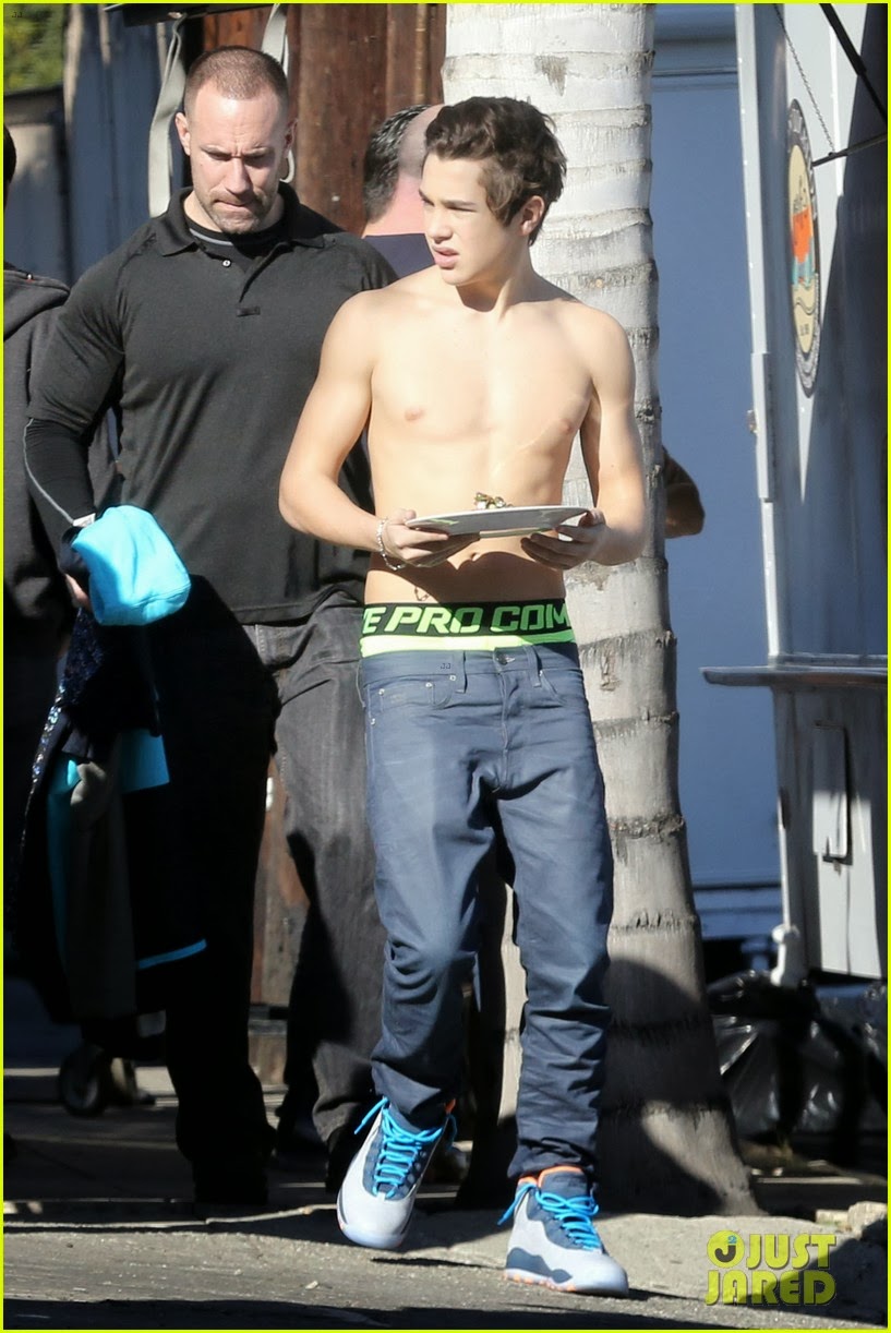 Celeb Saggers: Austin Mahone Sagging Neon Green Boxers