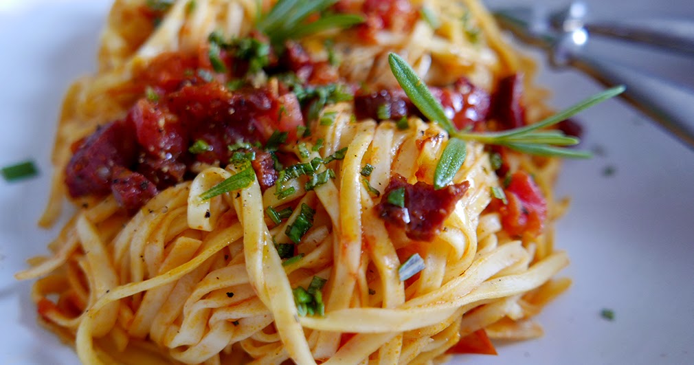 Aux petits oignons: Linguine chorizo et romarin frais