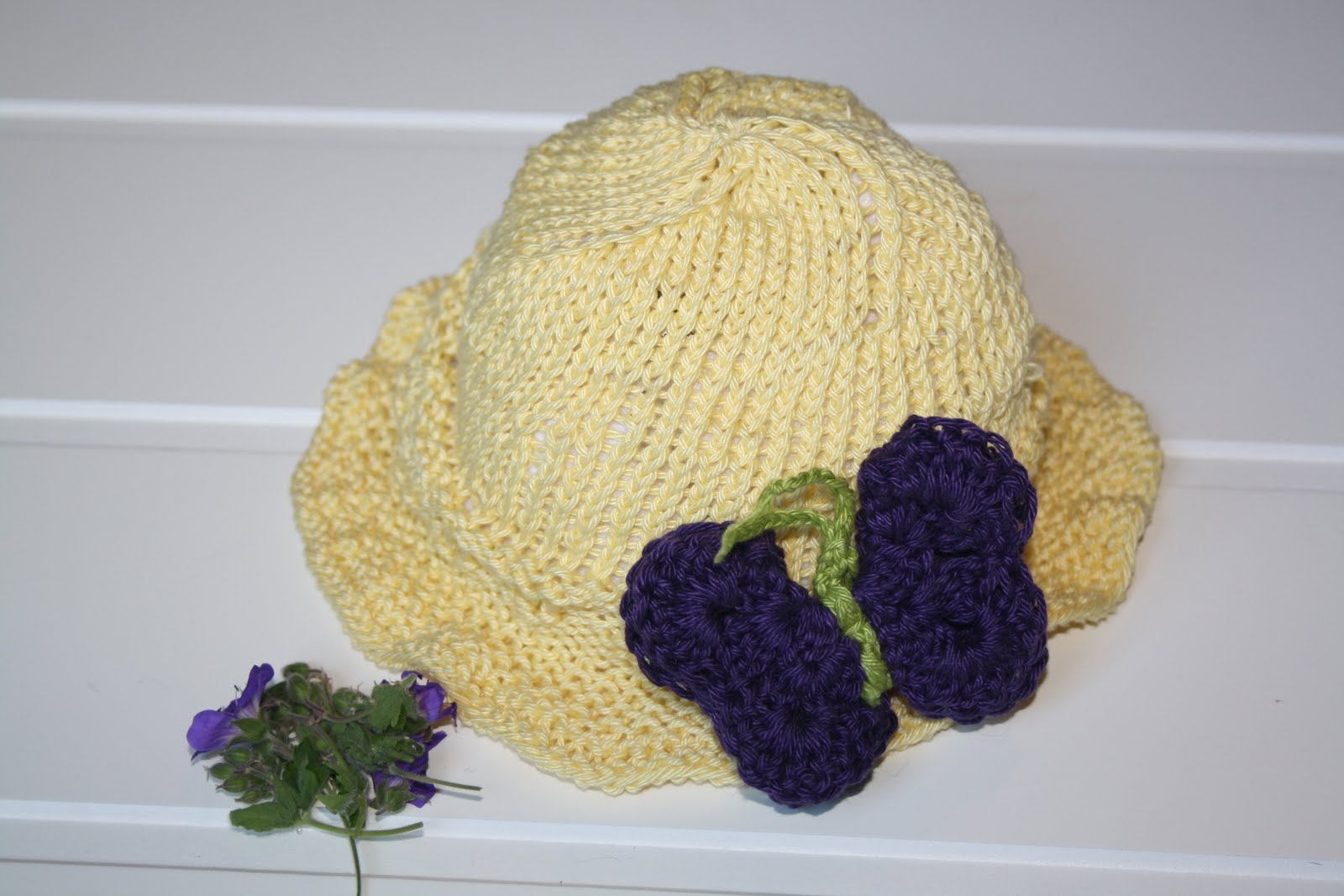 The Knitting needle: Solgul solhatt med heklet sommerfugl