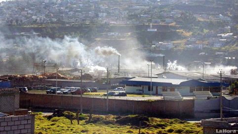 Emisión Continua de CO2 en el Ambiente: Fábricas y su papel en la ...