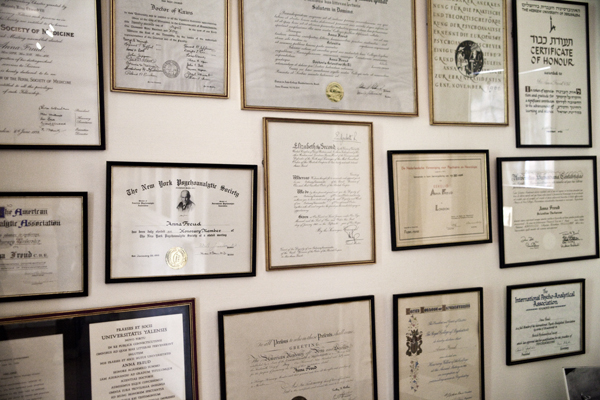 ARTS&FOOD®™: Sigmund Freud's Study and Desk - Full of Art Objects ...