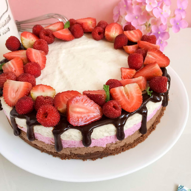 Tarta de Mousse Napolitano ( chocolate + fresa + vainilla)