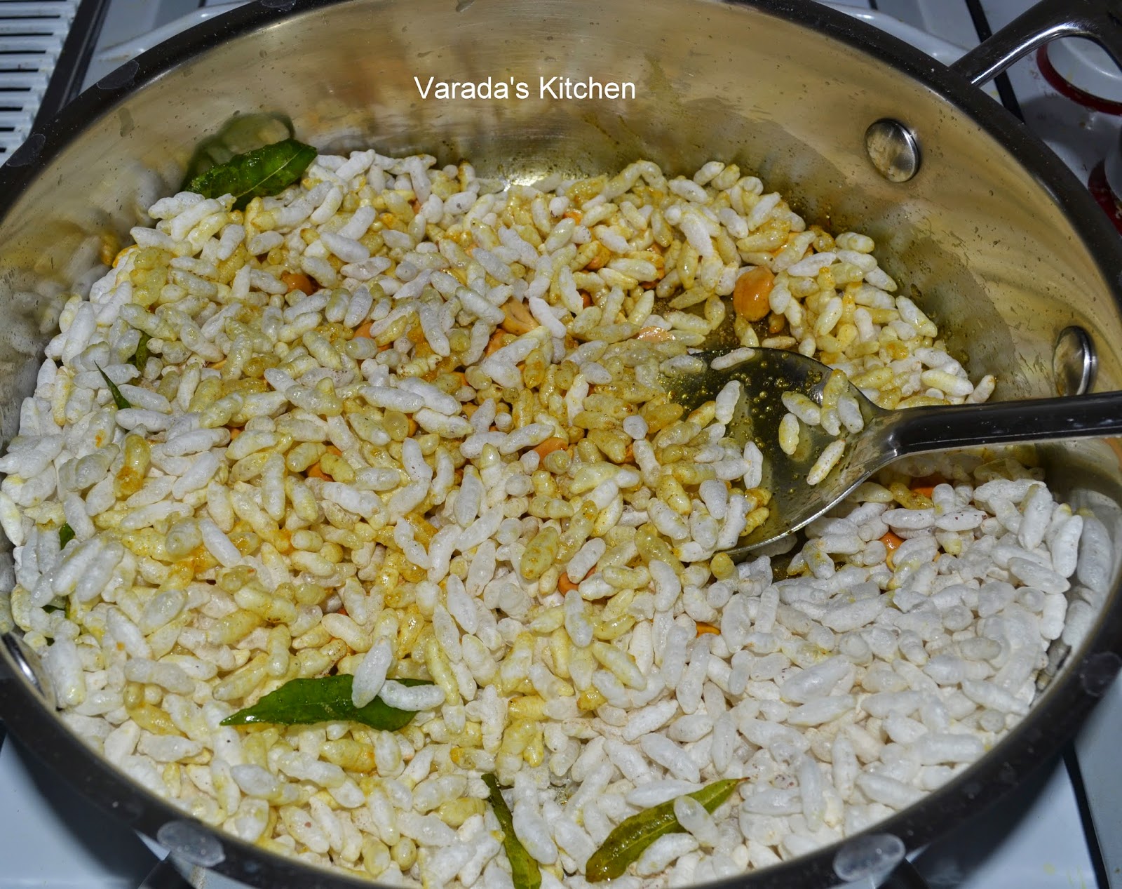 Varada's Kitchen and Garden: Churmure Chivda