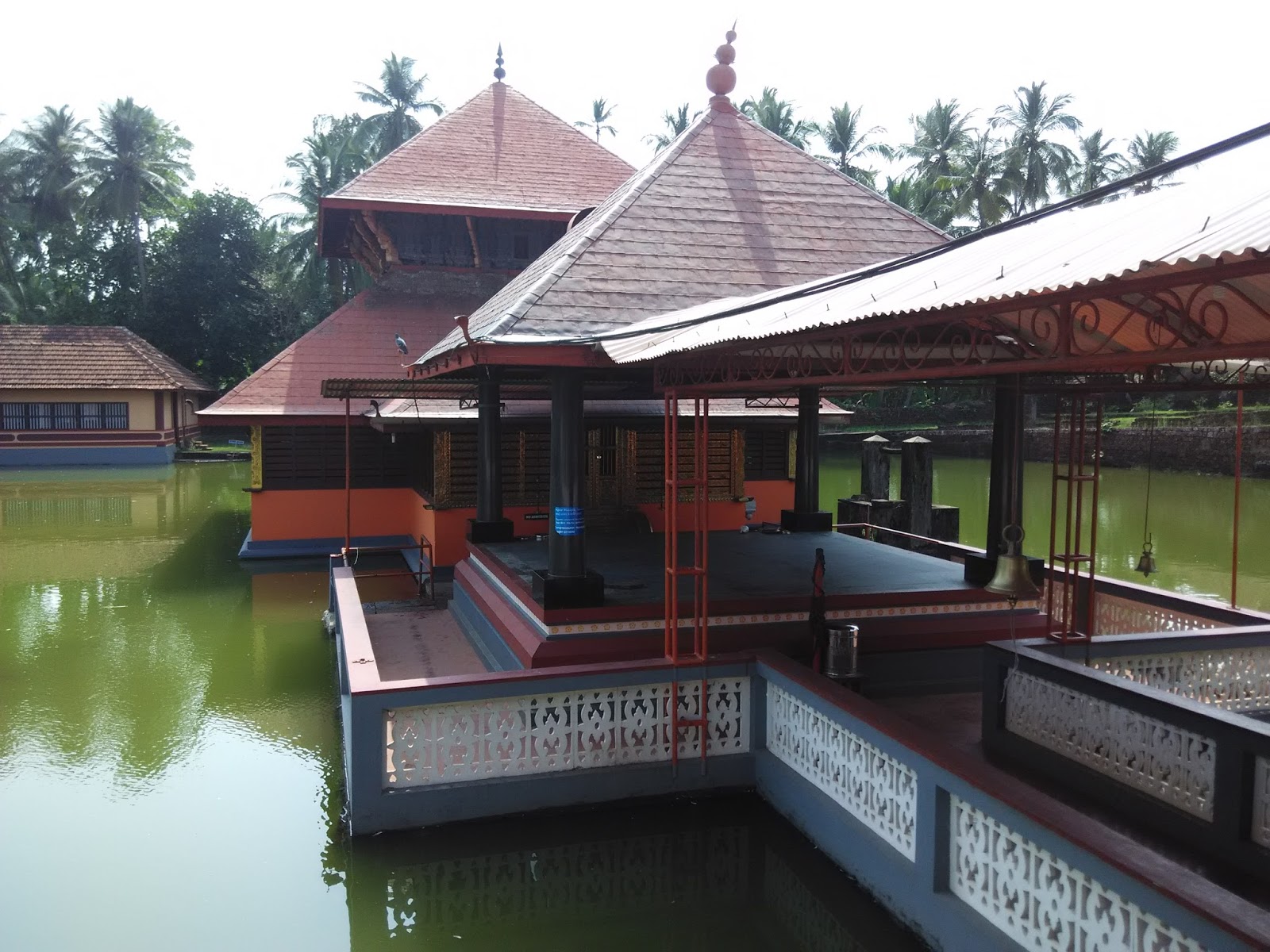 Devalaya Tirtham - Temples of India : Ananthapadmanabha swamy lake ...