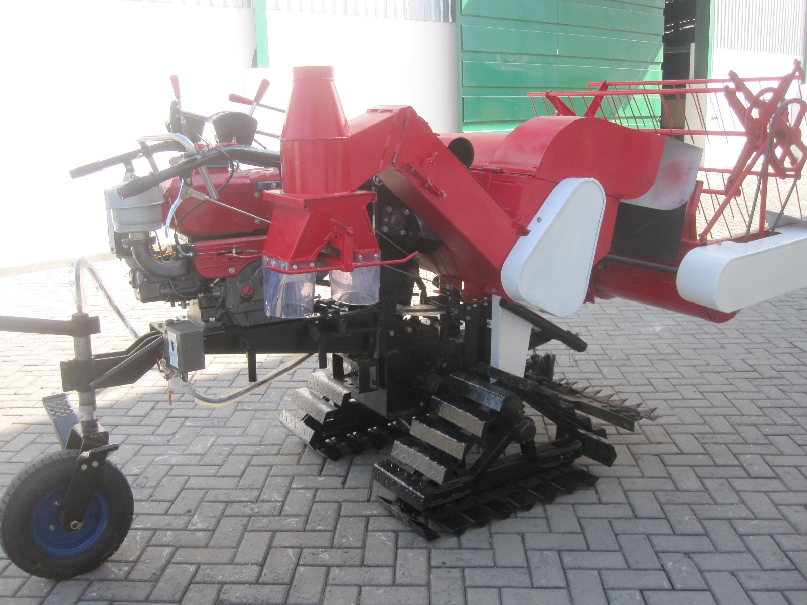 PETANI INDONESIA: Prototype Mesin Pemotong Padi - Mini Combine ...