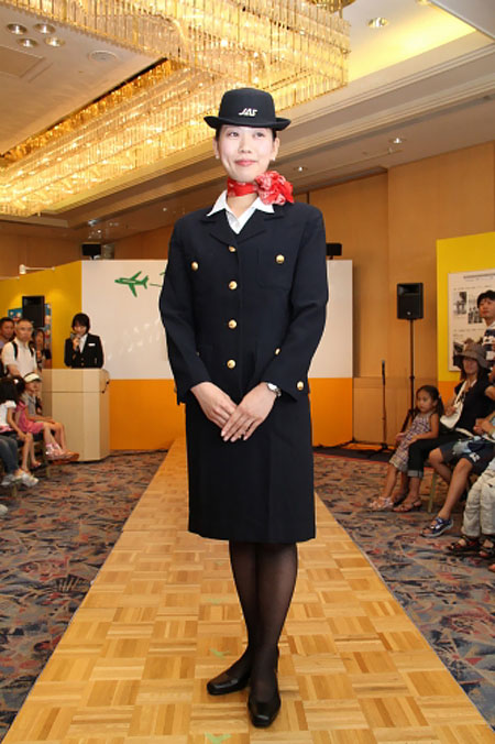 Cabin Crew Photos: Japan Airlines Stewardess Uniforms