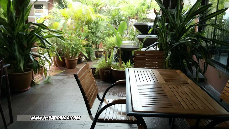 Tertarik hati dengan dekorasi dan ambience di Mama One Stop Bakery ...