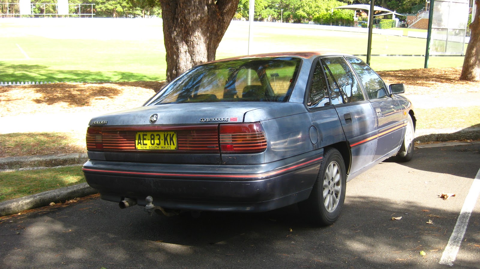 Aussie Old Parked Cars: 1993 Holden VP Commodore S