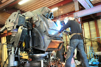 Robot operable desde su interior de 4 m de altura. | La Guarida Geek