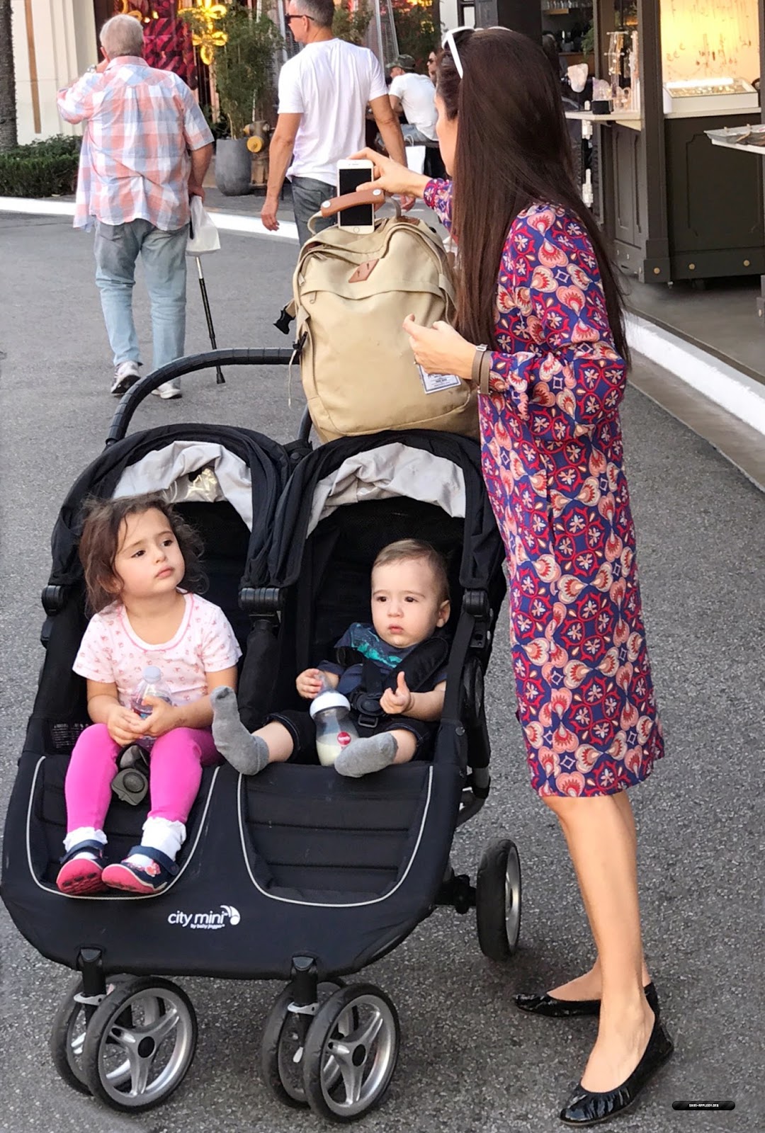 Shiri Appleby || Shopping with her kids in Los Angeles | November 04 ...