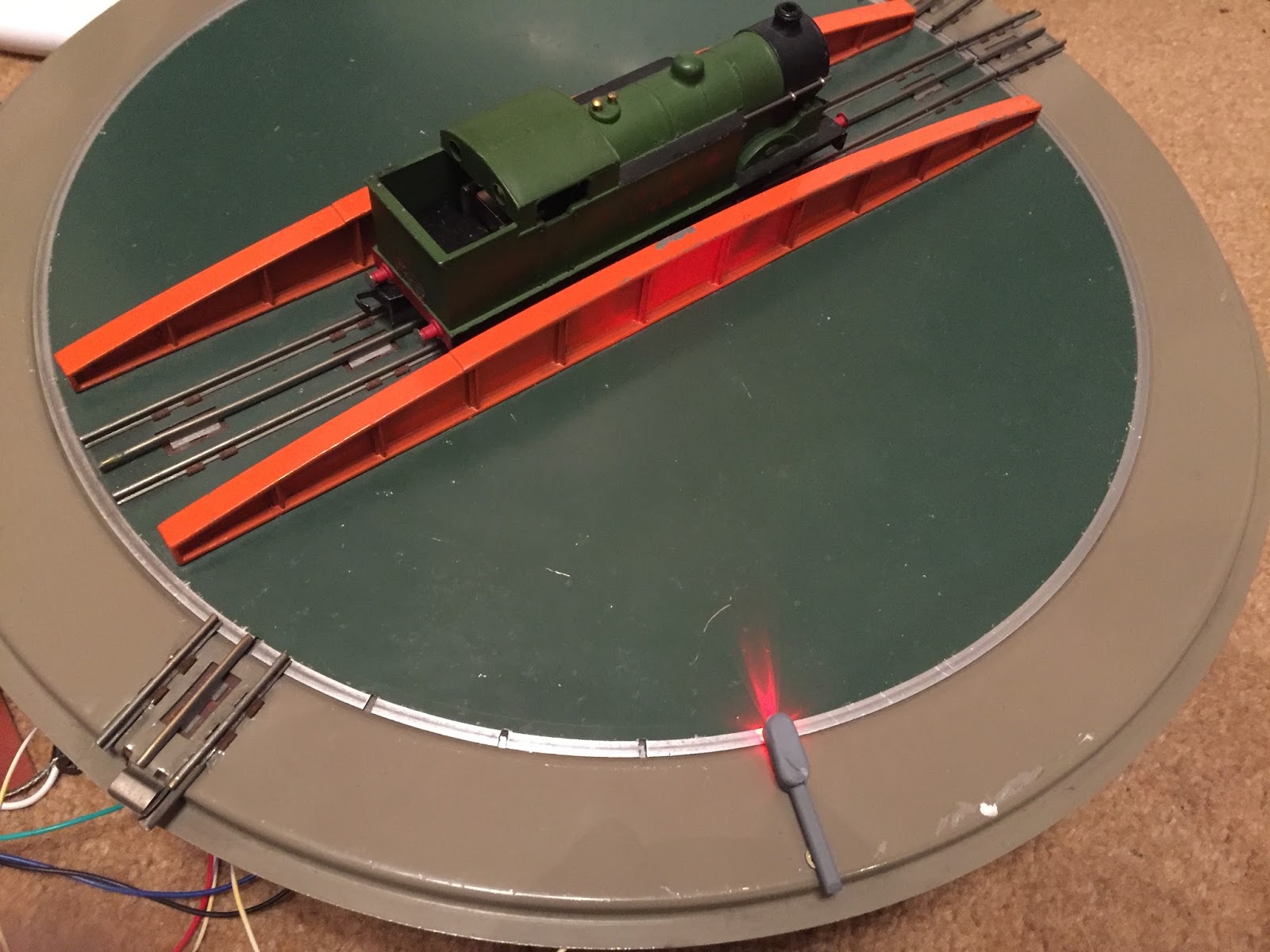 Hornby Dublo 3 Rail: Turning the turntable - Dublo version