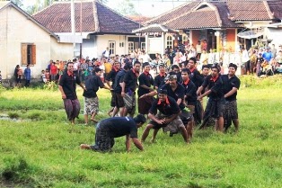 Bali Indonesia Holiday Travels: Megoak-goakan | Balinese Traditional Game