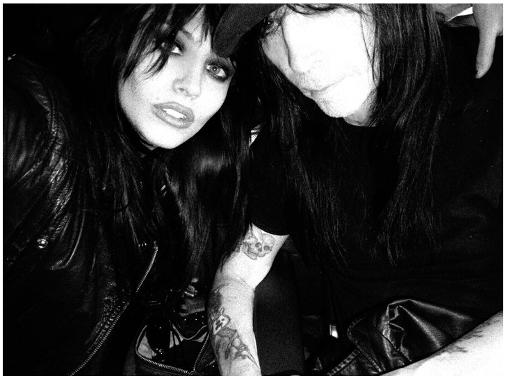 Mick Mars celebra 5 años de matrimonio con Seraina