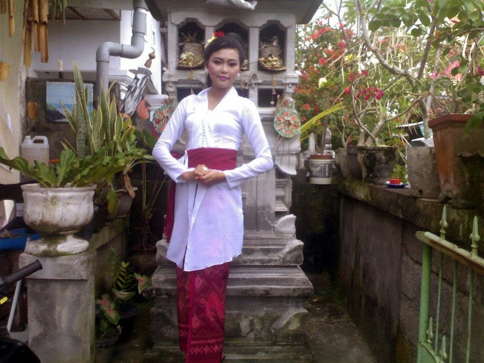 BUSANA ADAT BALI: MAKNA PAKAIAN ADA KE PURA ( PAKAIAN ADAT BALI)