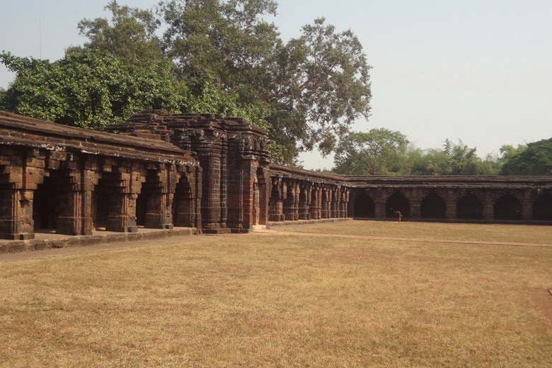 MOGALMARI BUDDHIST MONASTERY: Kurumbera Fort