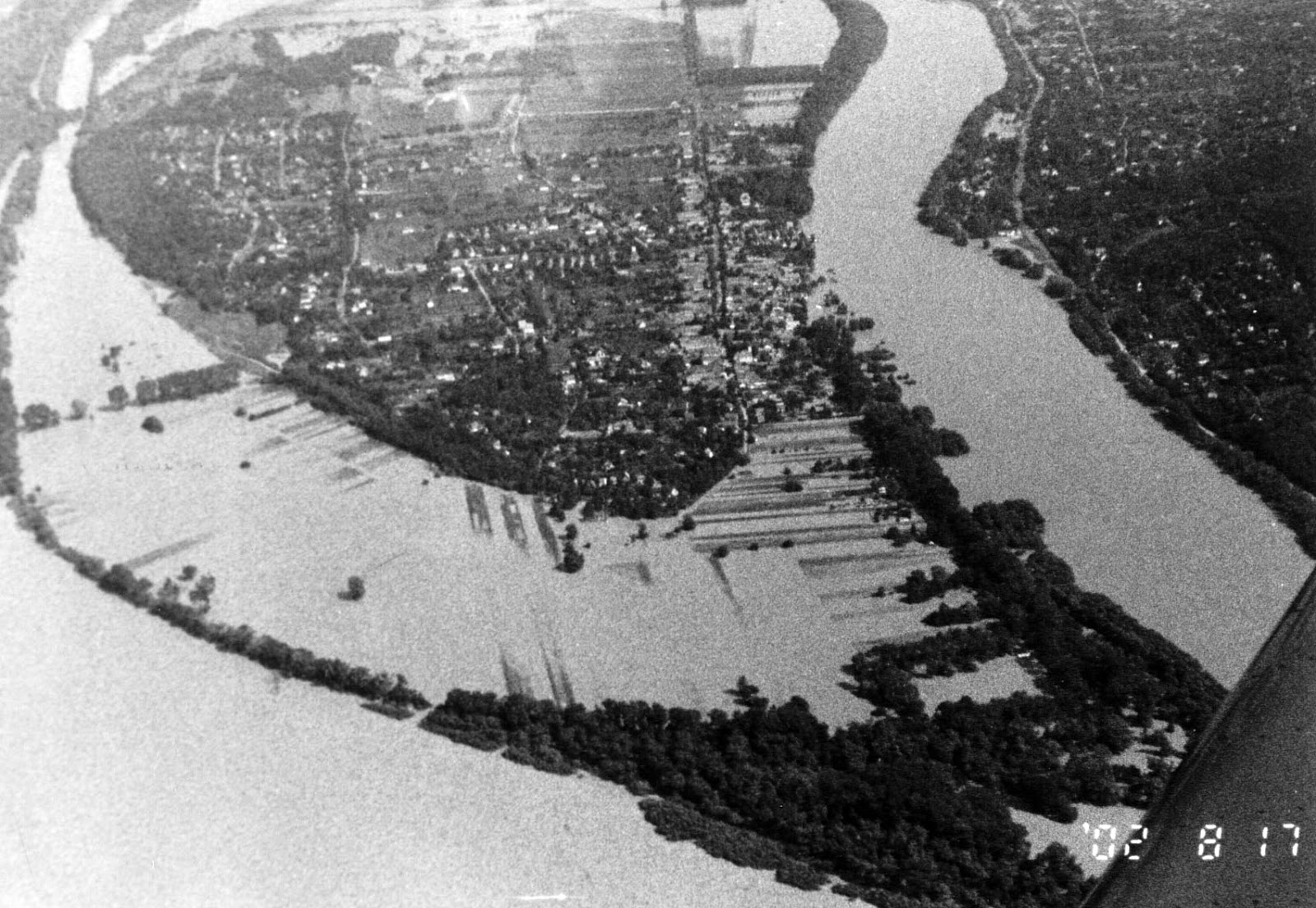 Donauinseln: Rare pictures of the great Danube flood in year 2002