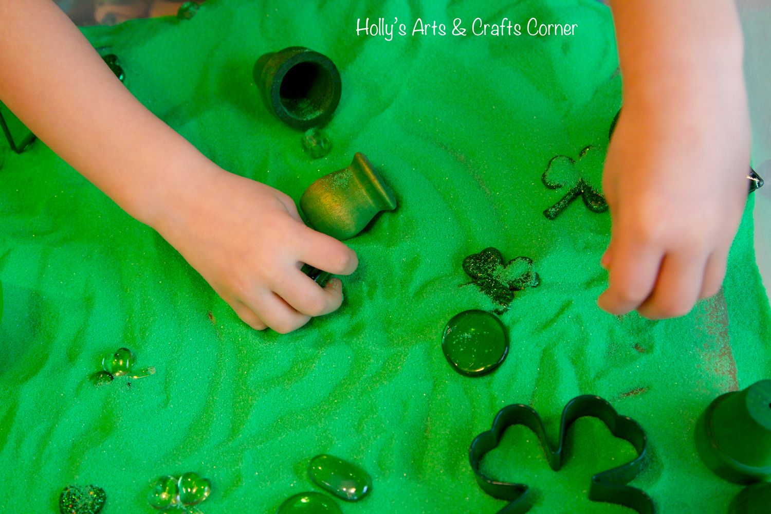 Holly's Arts and Crafts Corner: Sensory Activity: March Sensory Bin