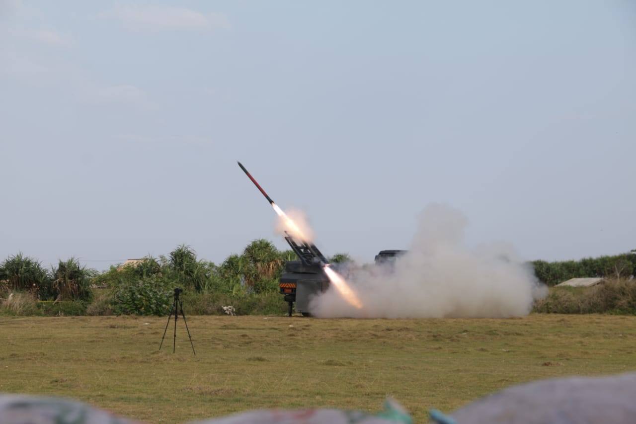 DEFENSE STUDIES: Kemhan Kembali Uji Terbang Roket R Han 122B