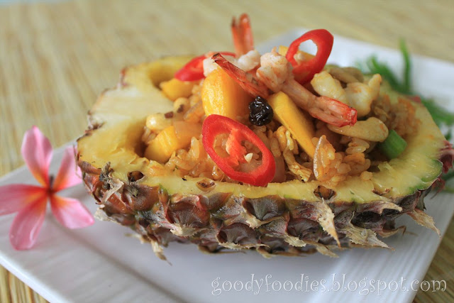GoodyFoodies: I cooked: Thai pineapple fried rice (Khao pad sapparot)